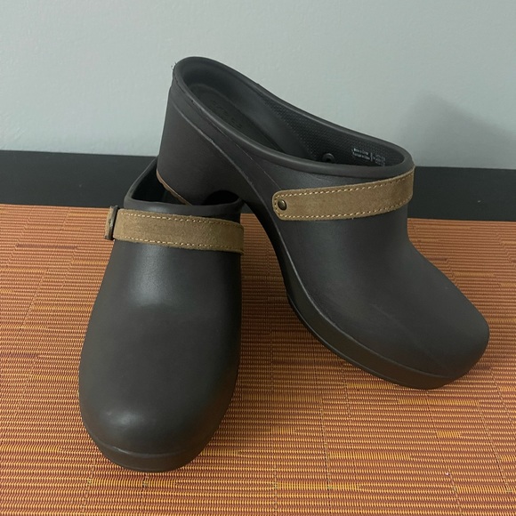 CROCS | Shoes | Womens Crocs Sarah Dual Confort Clogs | Poshmark